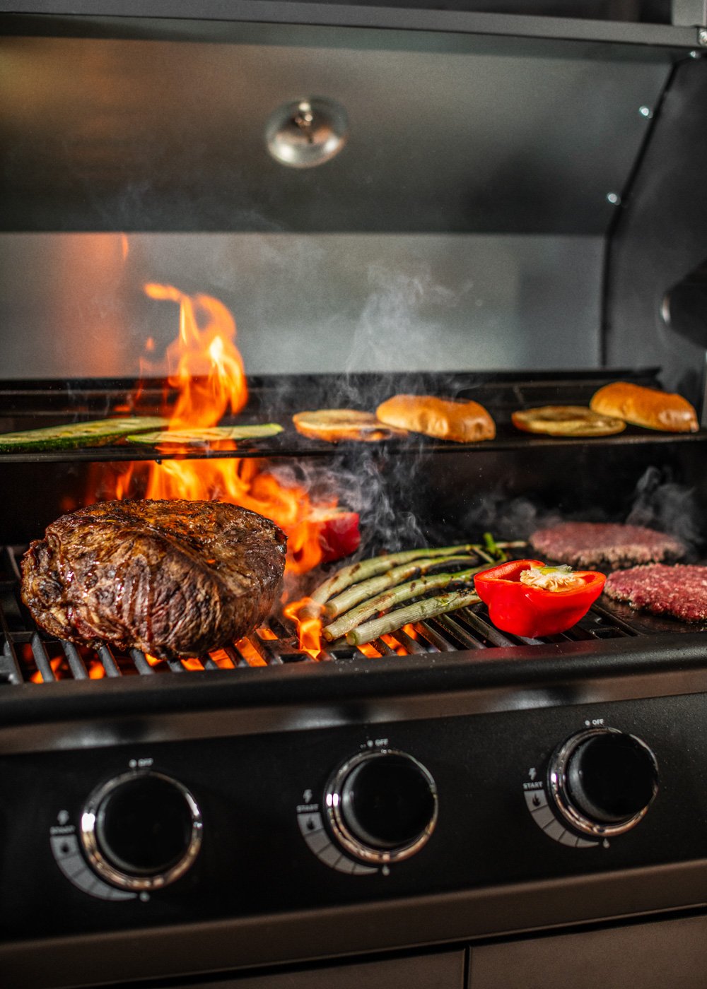 Barbecue a gas con bruciatore laterale e tavolino pieghevole - BBQ GAS ...