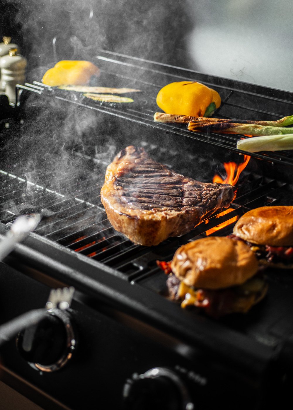 Barbecue a gas con bruciatore laterale e tavolino pieghevole - BBQ GAS ...