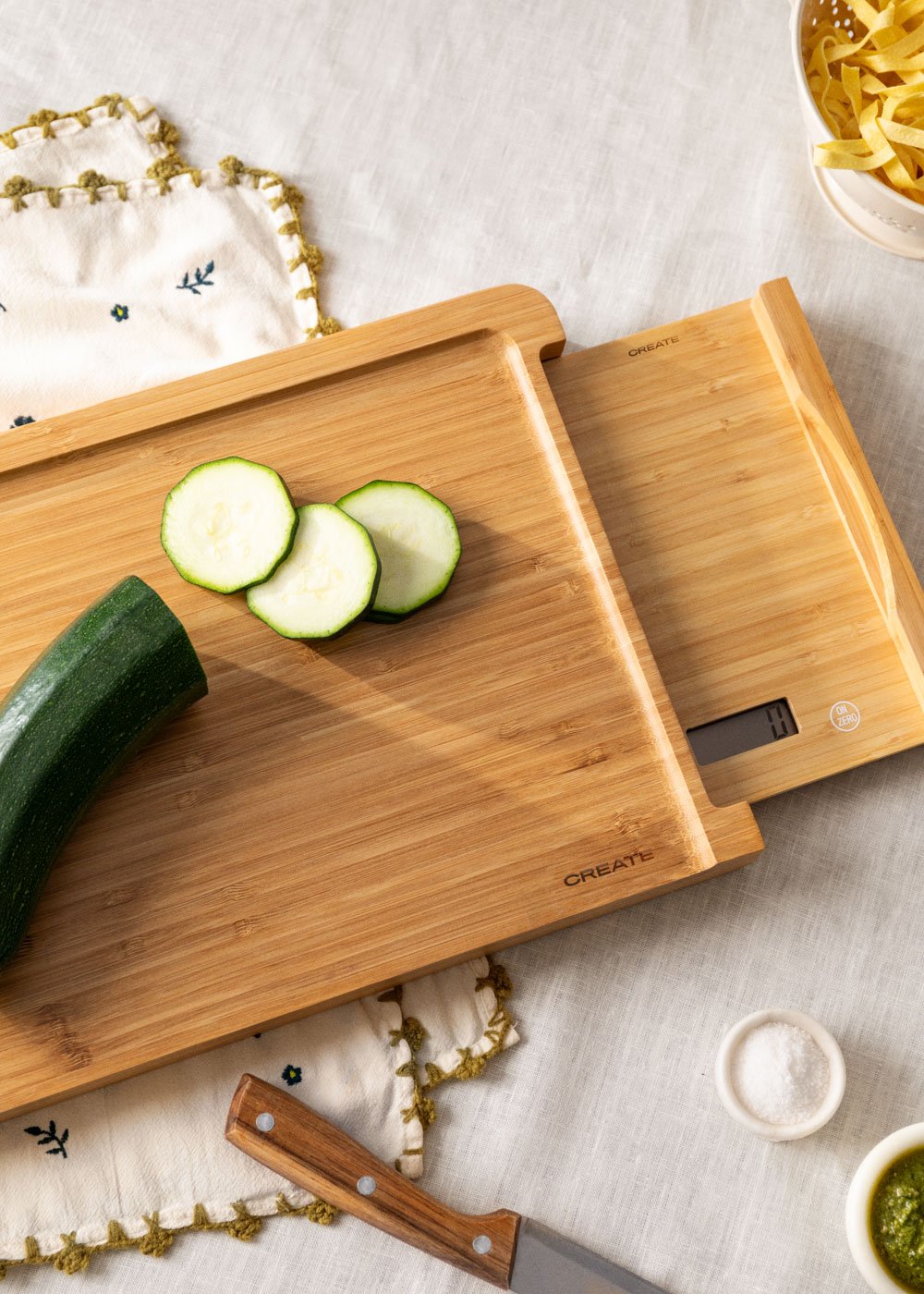 Kitchen cutting board with integrated scale - BOARD SCALE BAMBOO - Create