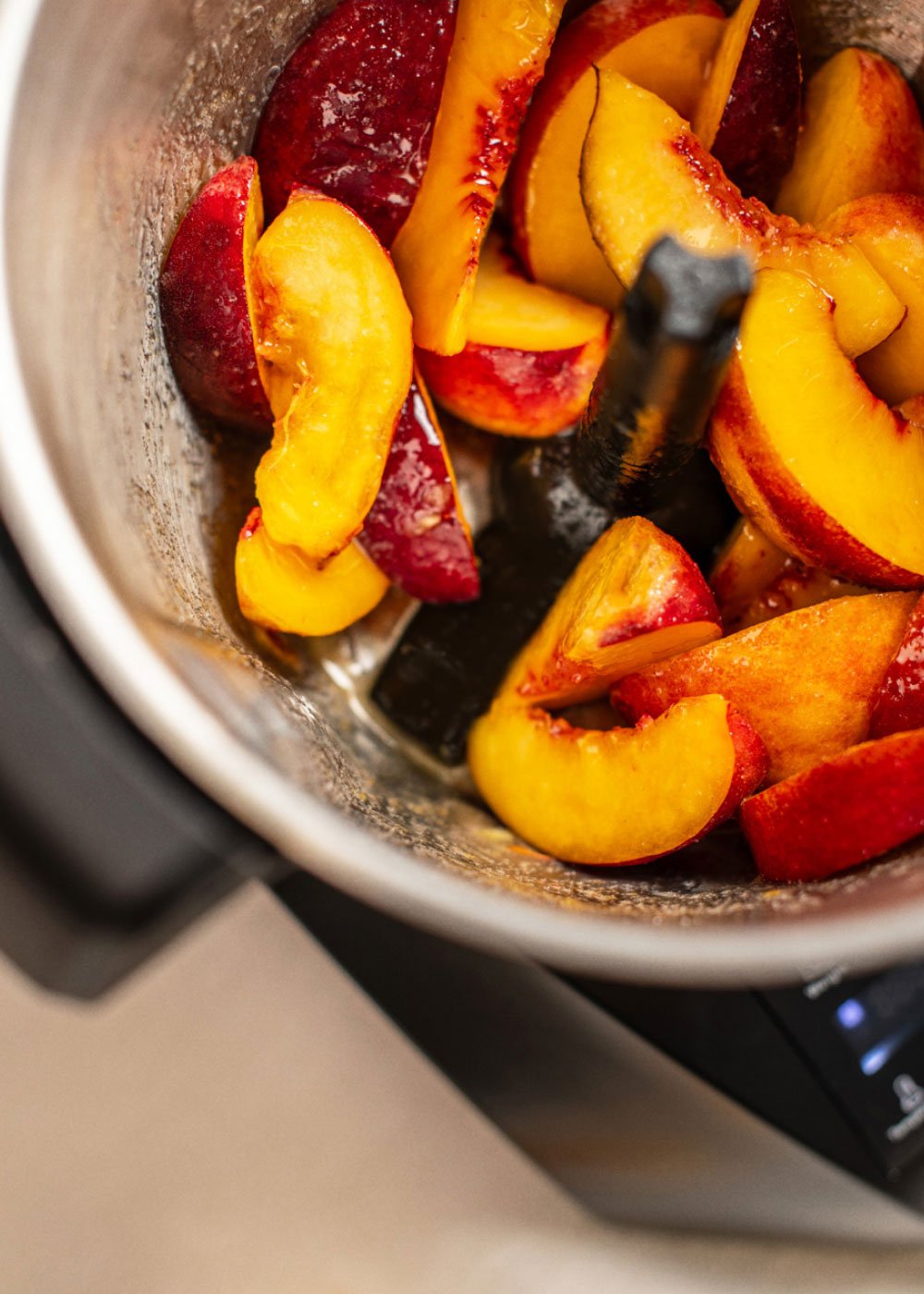 Multifunction smart food processor with steamer basket - CHEFBOT ...